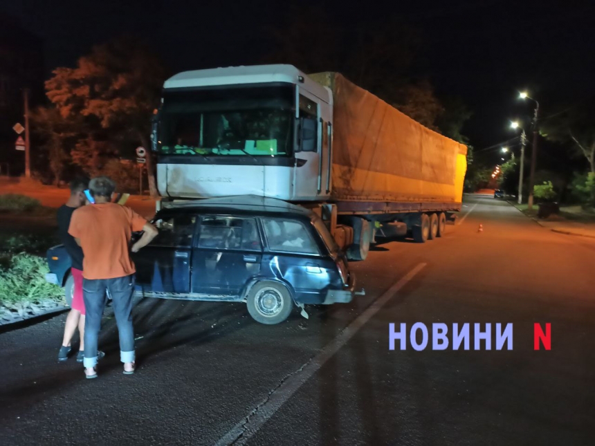 В центре Николаева столкнулись фура и «Жигули»: пострадавшую увезла скорая