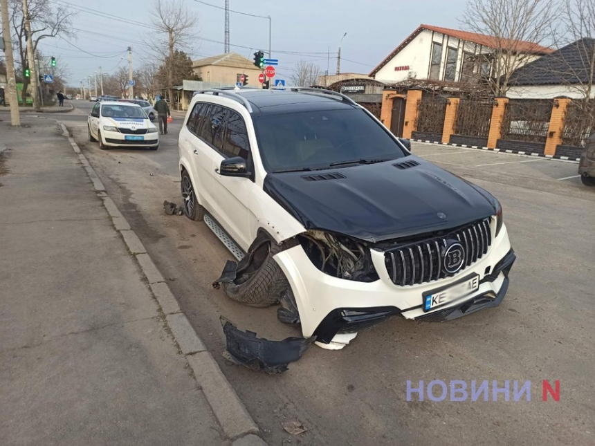 «Подвійна» ДТП у Миколаєві: «Мерседес» врізався в бордюр, «ДАФ ...