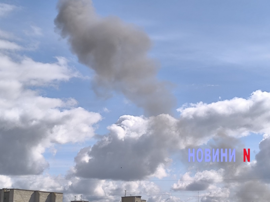 В Николаеве громкий взрыв в небе столб дыма Читайте на Ukr Net