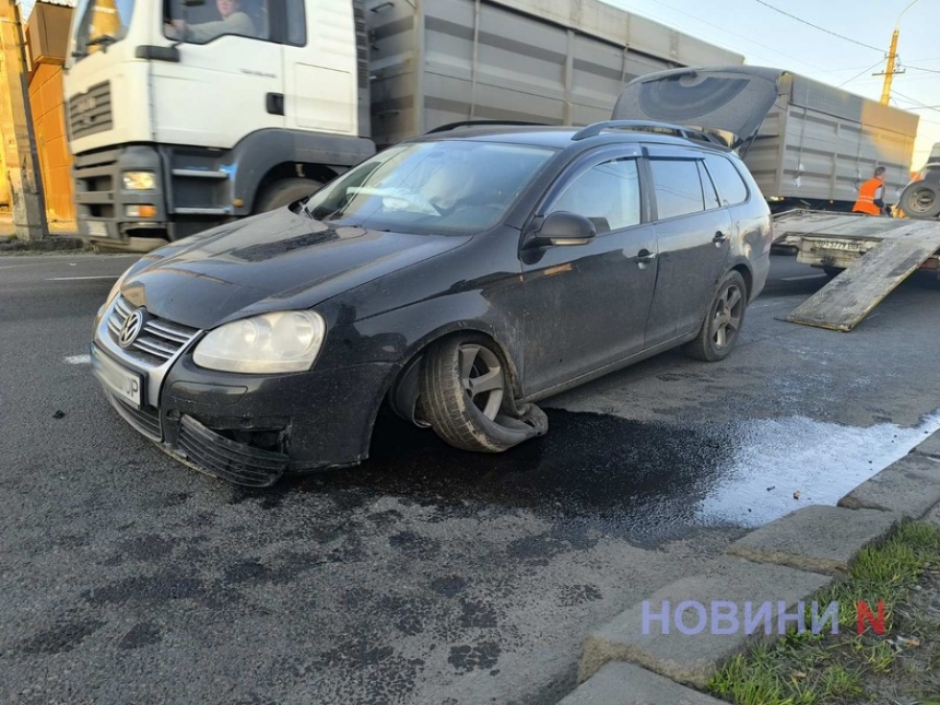 В Николаеве «Фольксваген после столкновения с «Опелем врезался в бордюр Читайте на Ukr Net