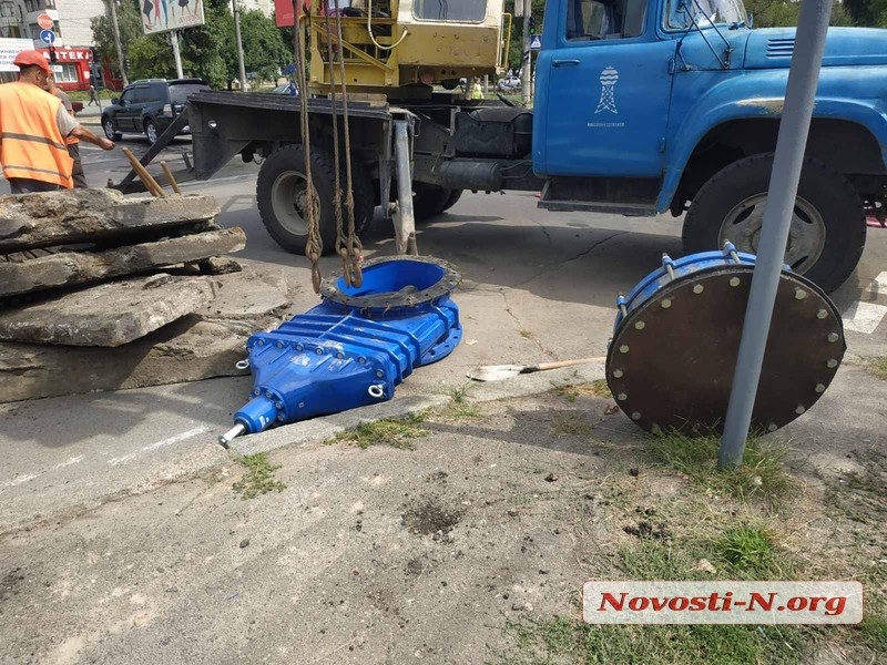 Для машин перекрили рух у центрі Миколаєва: проводиться ремонт на ...